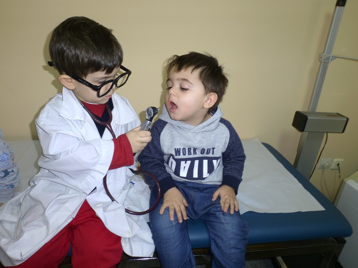 Γνωρίζουμε το επάγγελμα του γιατρού! – International Baby College ...